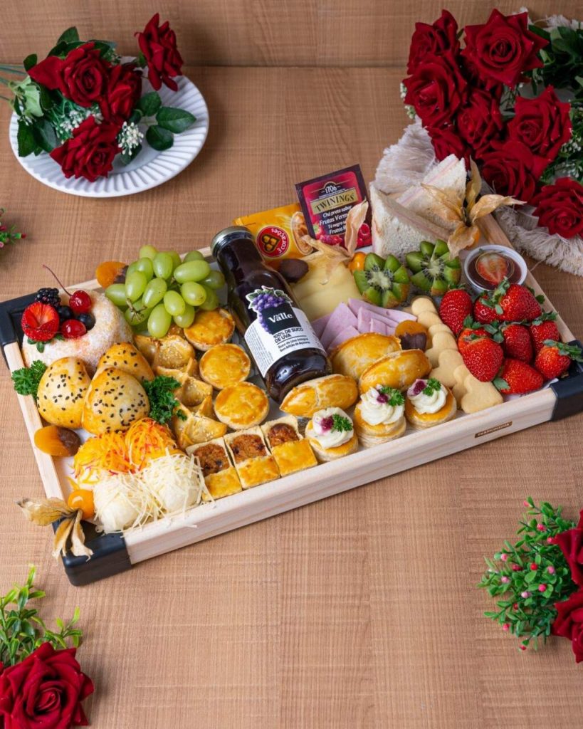 Bandeja Café/Lanche Premium – Bendito Salgado